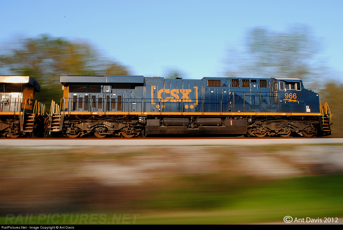 CSX ES44AC top | The parts selection in dark blue is getting… | Flickr