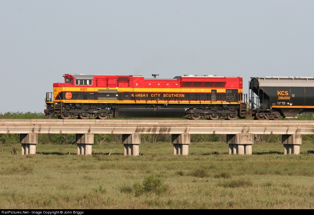 KCS 4 bay covered hopper - a photo on Flickriver