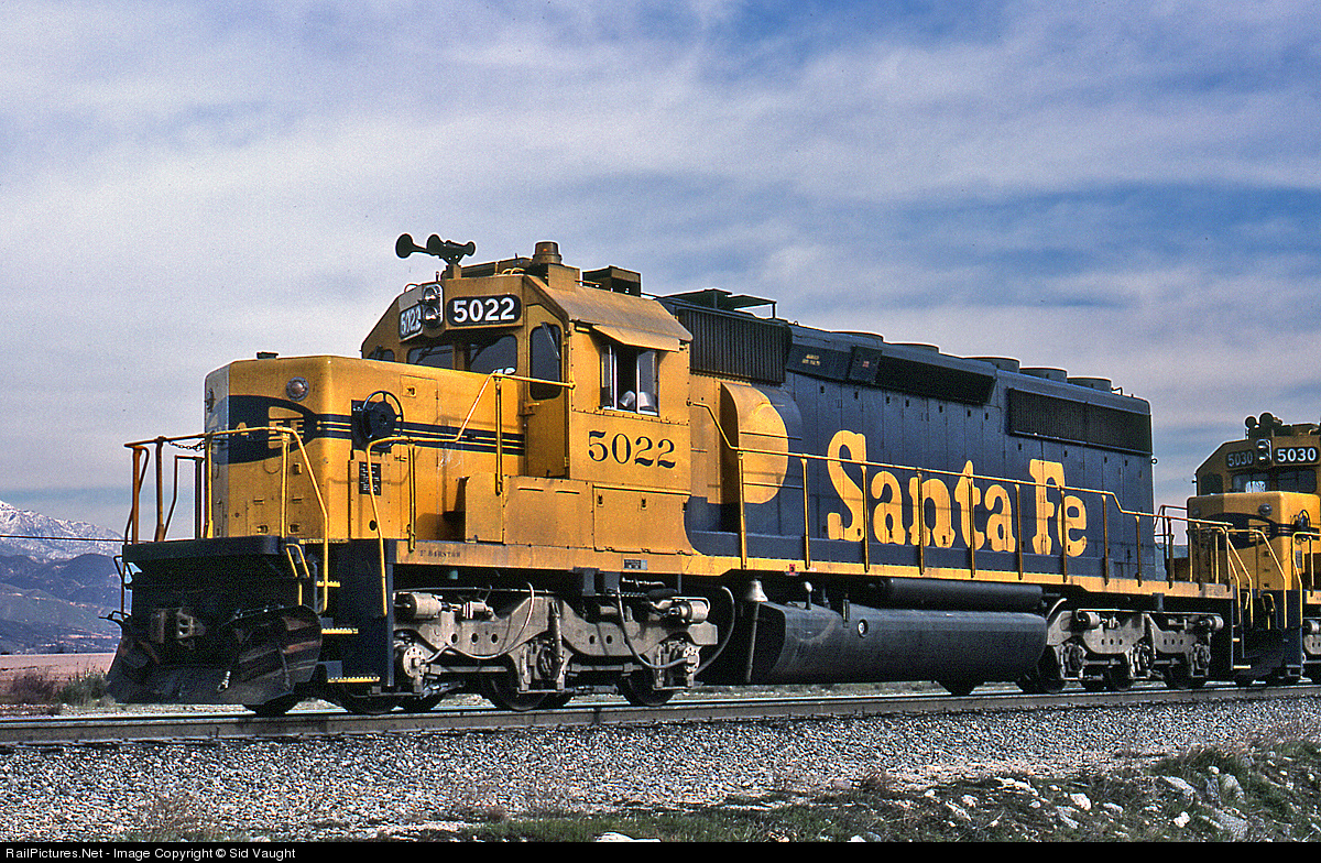 Why would a consist have two engines in middle? : r/trains