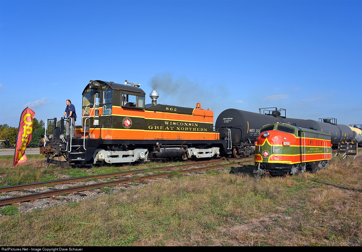 Wisconsin Great Northern EMD SW1 passing by a Baby F-Unit : r ...